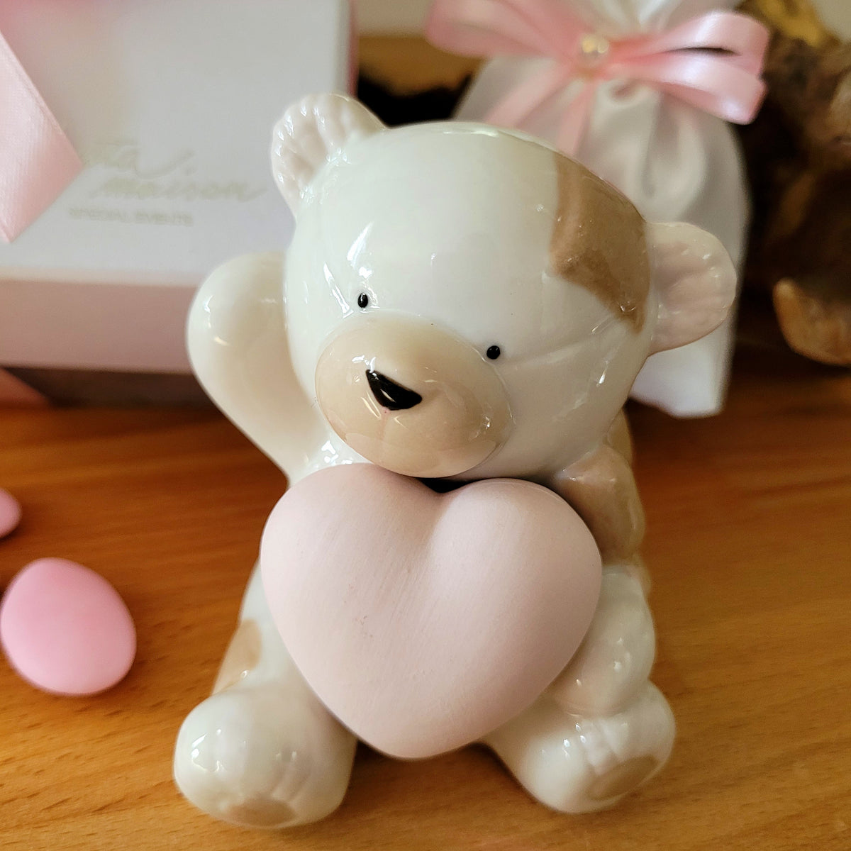Orsetto con cuore in porcellana bianca e rosa – Bomboniere Infinity